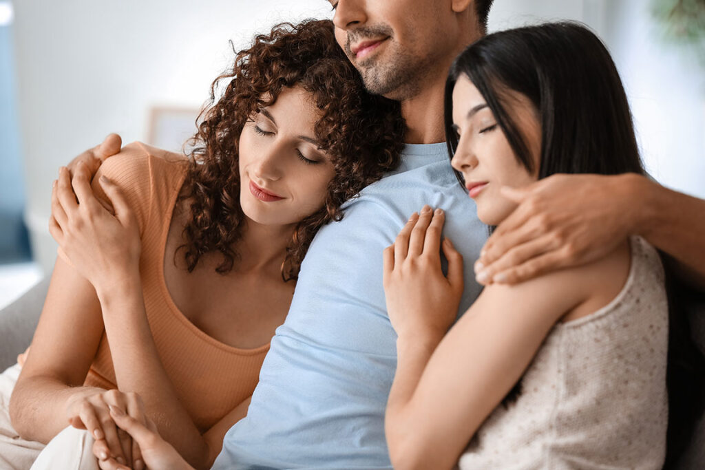 Polyamorie: So funktioniert eine polyamore Beziehung - EasyDating.de